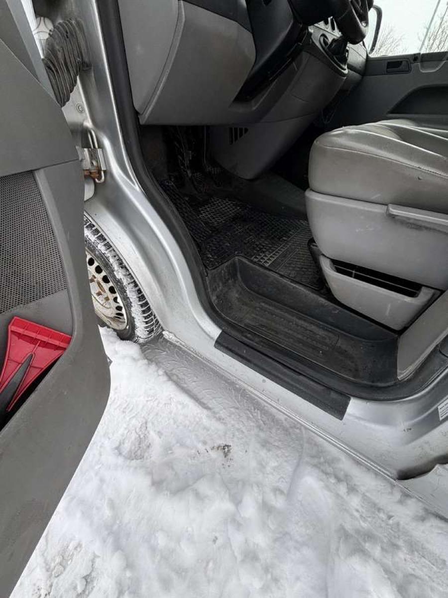 Pelēks Volkswagen Transporter 2008 Panevēža, ar dzinēja tilpumu 2.46 L un nobraukumu 272 tūkst. km par 4500 €, foto 11 vietnē AUTOMOTO.COM.LV