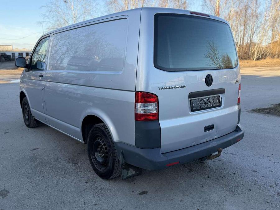 Pelēks Volkswagen Transporter 2011 Šauļi, ar dzinēja tilpumu 2.00 L un nobraukumu 311 tūkst. km par 4800 €, foto 5 vietnē AUTOMOTO.COM.LV