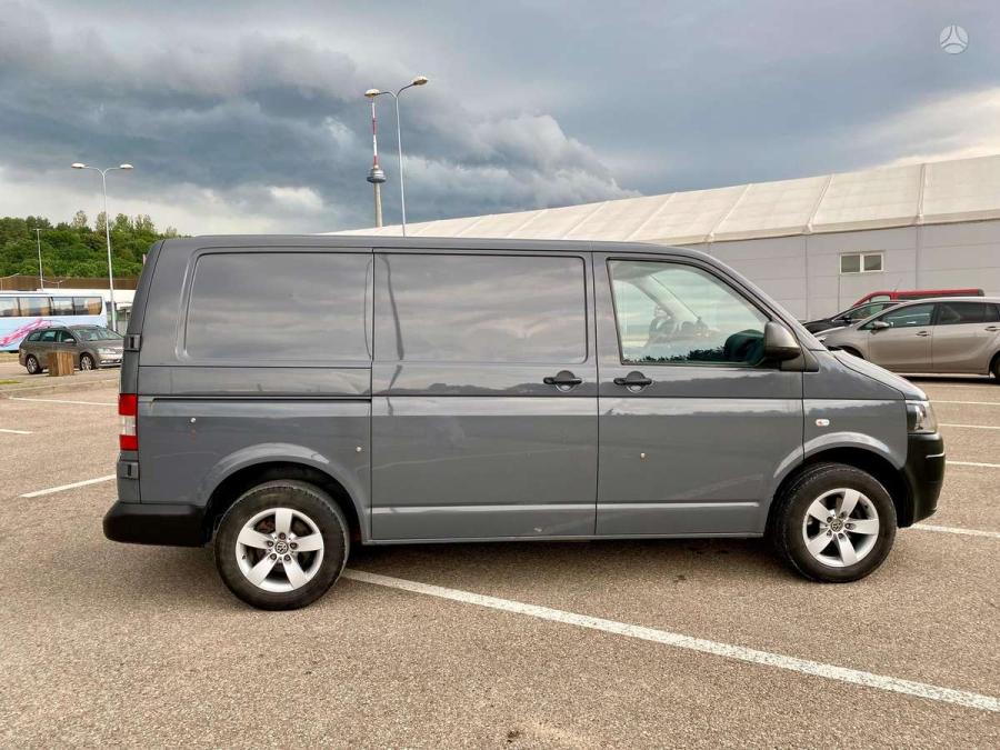 Pelēks Volkswagen Transporter 2013 Viļņa, ar dzinēja tilpumu 1.97 L un nobraukumu 406 tūkst. km par 5800 €, foto 6 vietnē AUTOMOTO.COM.LV