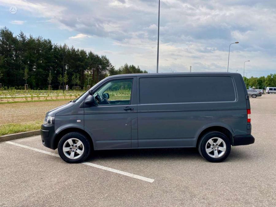 Pelēks Volkswagen Transporter 2013 Viļņa, ar dzinēja tilpumu 1.97 L un nobraukumu 406 tūkst. km par 5800 €, foto 8 vietnē AUTOMOTO.COM.LV