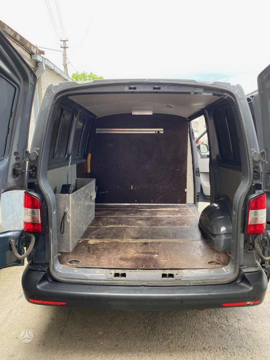 Pelēks Volkswagen Transporter 2013 Viļņa, ar dzinēja tilpumu 1.97 L un nobraukumu 406 tūkst. km par 5800 €, foto 16 vietnē AUTOMOTO.COM.LV