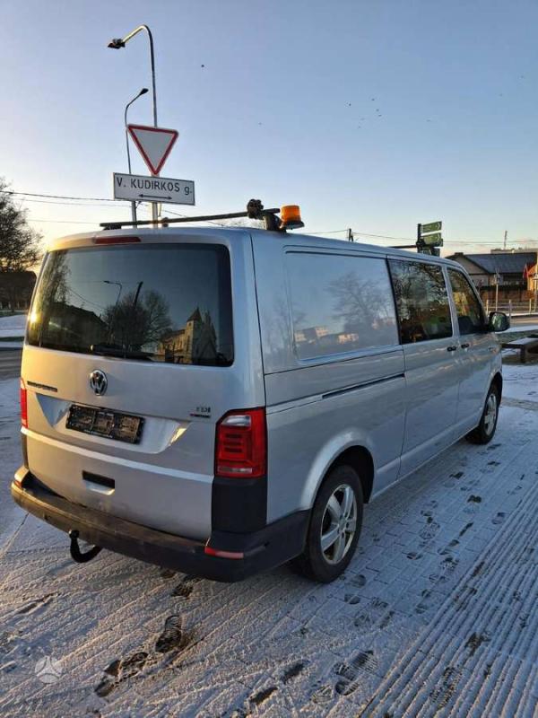 Grey Volkswagen Transporter 2016 in Raseiniai, with an engine capacity of 1.96 L and mileage of 212 thousand km for 8700 €, photo 4 on AUTOMOTO.COM.LV