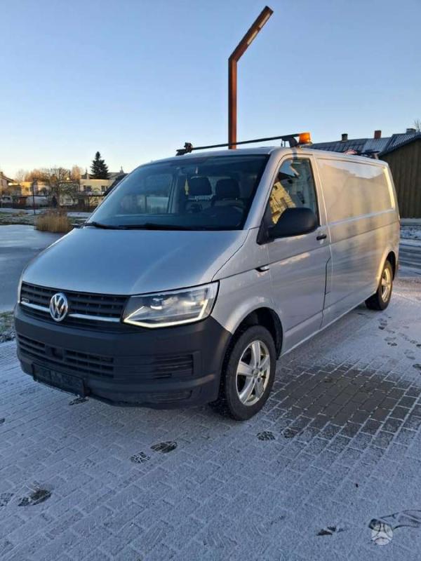 Grey Volkswagen Transporter 2016 in Raseiniai, with an engine capacity of 1.96 L and mileage of 212 thousand km for 8700 €, photo 10 on AUTOMOTO.COM.LV