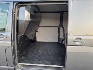 Grey Volkswagen Transporter 2016 in Vilnius, with an engine capacity of 2.00 L and mileage of 140 thousand km for 12950 €, photo 4 on AUTOMOTO.COM.LV