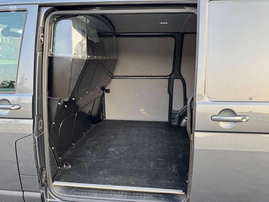 Grey Volkswagen Transporter 2016 in Vilnius, with an engine capacity of 2.00 L and mileage of 140 thousand km for 12950 €, photo 4 on AUTOMOTO.COM.LV