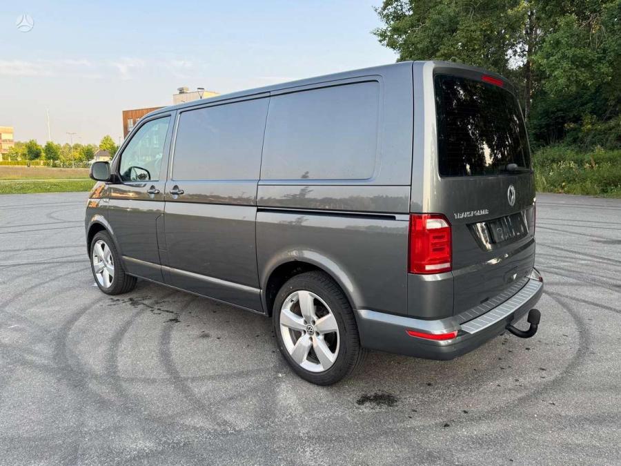 Grey Volkswagen Transporter 2016 in Vilnius, with an engine capacity of 2.00 L and mileage of 140 thousand km for 12950 €, photo 5 on AUTOMOTO.COM.LV