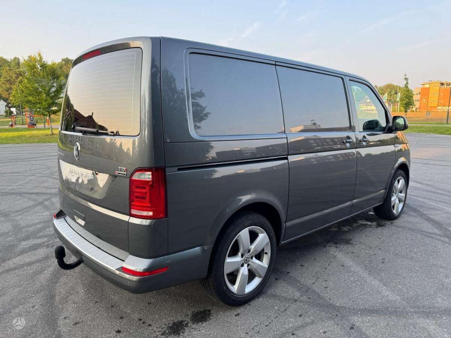 Grey Volkswagen Transporter 2016 in Vilnius, with an engine capacity of 2.00 L and mileage of 140 thousand km for 12950 €, photo 8 on AUTOMOTO.COM.LV