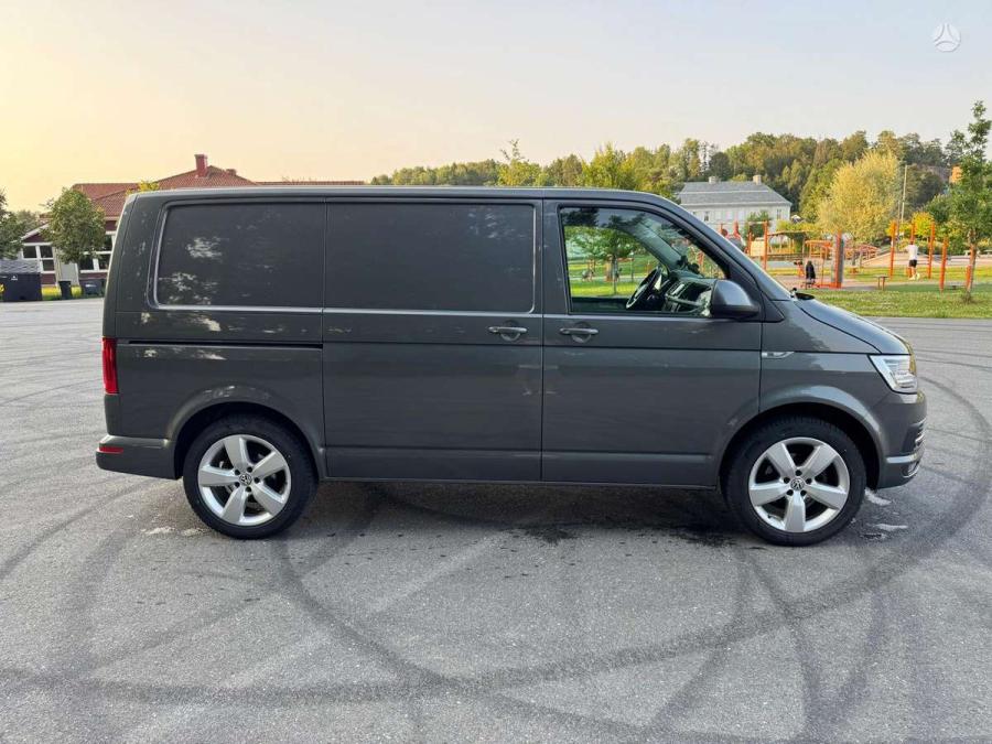 Grey Volkswagen Transporter 2016 in Vilnius, with an engine capacity of 2.00 L and mileage of 140 thousand km for 12950 €, photo 9 on AUTOMOTO.COM.LV