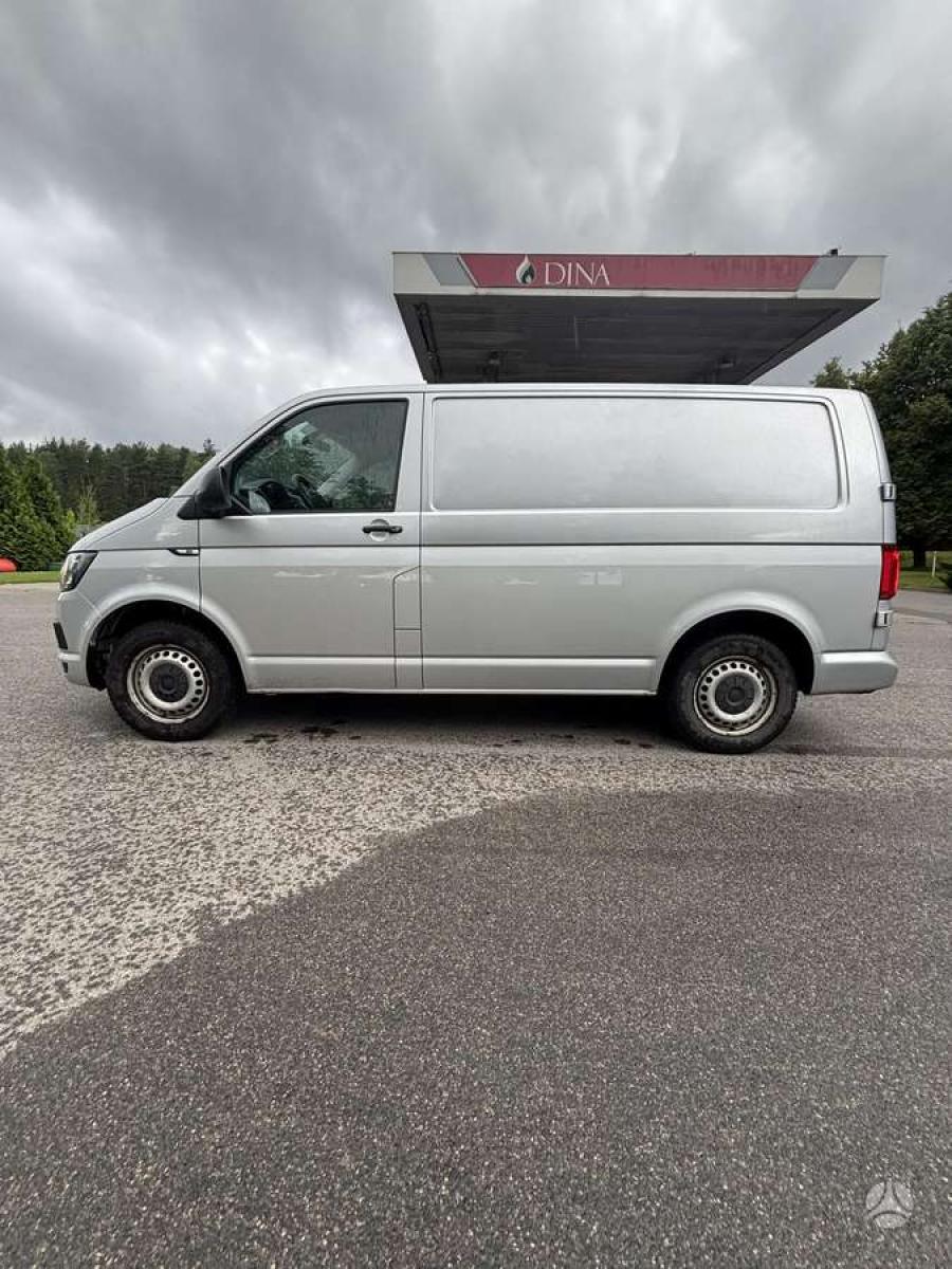 Grey Volkswagen Transporter 2016 in Vilnius, with an engine capacity of 2.00 L and mileage of 162 thousand km for 9075 €, photo 4 on AUTOMOTO.COM.LV