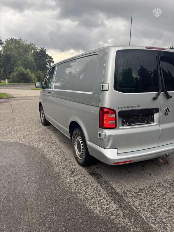 Grey Volkswagen Transporter 2016 in Vilnius, with an engine capacity of 2.00 L and mileage of 162 thousand km for 9075 €, photo 4 on AUTOMOTO.COM.LV