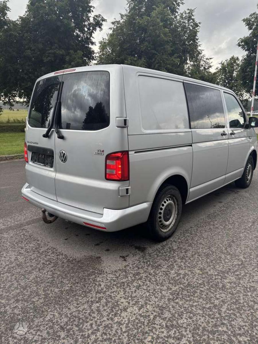 Grey Volkswagen Transporter 2016 in Vilnius, with an engine capacity of 2.00 L and mileage of 162 thousand km for 9075 €, photo 7 on AUTOMOTO.COM.LV