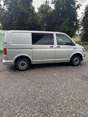 Grey Volkswagen Transporter 2016 in Vilnius, with an engine capacity of 2.00 L and mileage of 162 thousand km for 9075 €, photo 8 on AUTOMOTO.COM.LV
