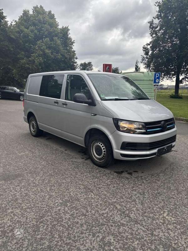 Grey Volkswagen Transporter 2016 in Vilnius, with an engine capacity of 2.00 L and mileage of 162 thousand km for 9075 €, photo 8 on AUTOMOTO.COM.LV