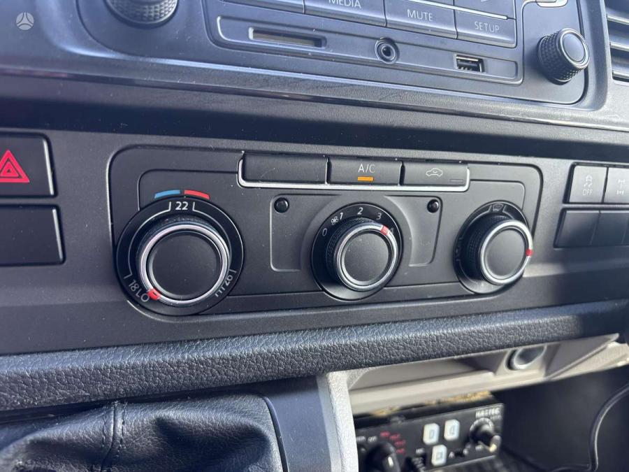 Pelēks Volkswagen Transporter 2018 Viļņa, ar dzinēja tilpumu 1.97 L un nobraukumu 145 tūkst. km par 15900 €, foto 13 vietnē AUTOMOTO.COM.LV