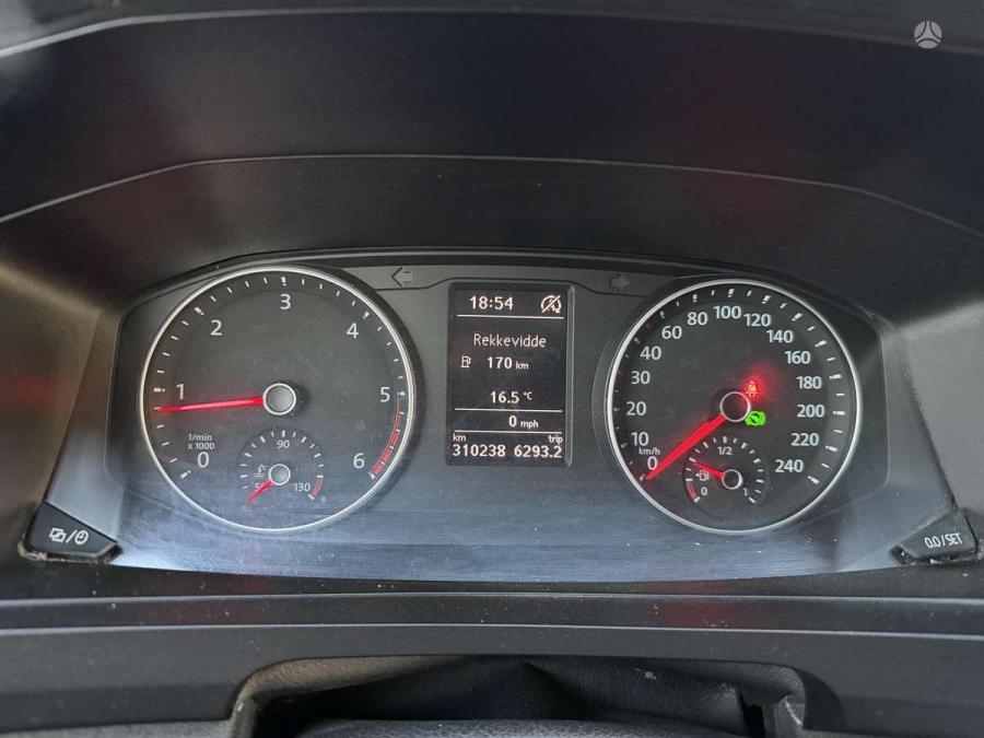 Pelēks Volkswagen Transporter 2019 Skaudvilė, ar dzinēja tilpumu 1.97 L un nobraukumu 310 tūkst. km par 10900 €, foto 17 vietnē AUTOMOTO.COM.LV