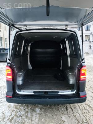 Pelēks Volkswagen Transporter 2019 Rīga, ar dzinēja tilpumu 2.00 L un nobraukumu 196 tūkst. km par 12600 €, foto 8 vietnē AUTOMOTO.COM.LV