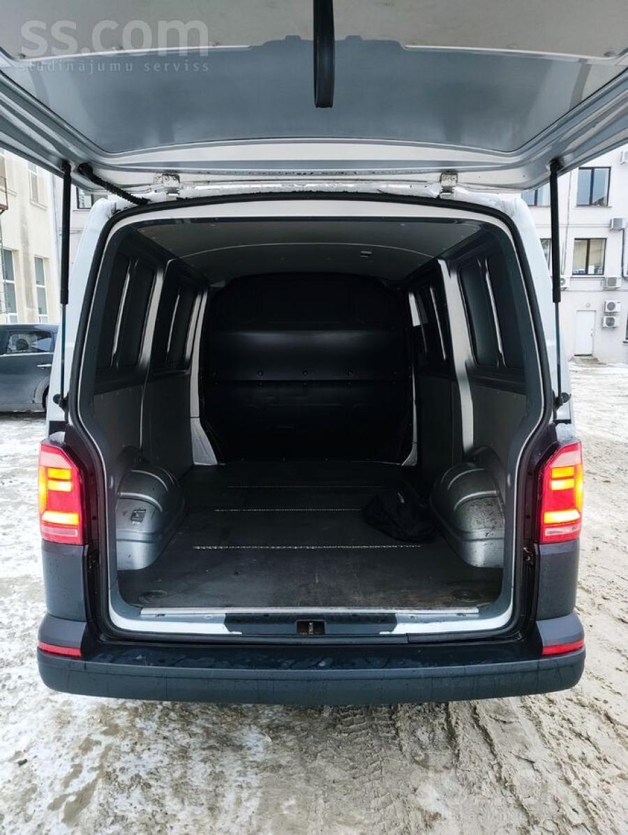 Pelēks Volkswagen Transporter 2019 Rīga, ar dzinēja tilpumu 2.00 L un nobraukumu 196 tūkst. km par 12600 €, foto 8 vietnē AUTOMOTO.COM.LV