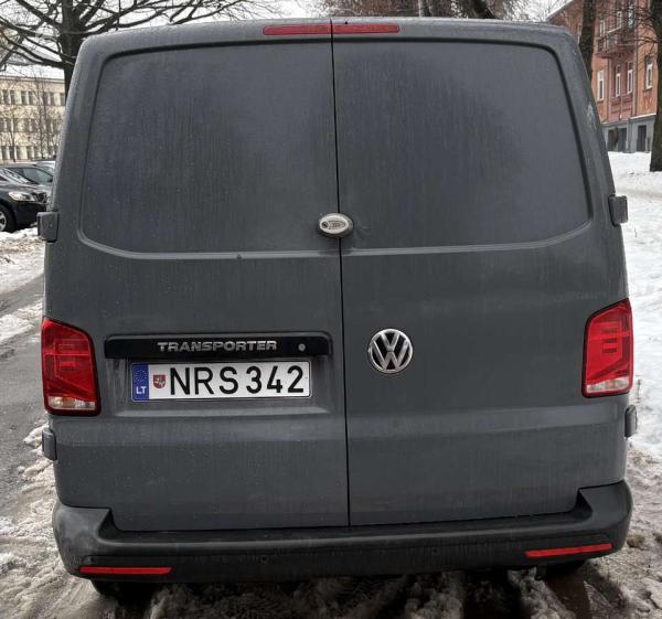 Grey Volkswagen Transporter 2020 in Kaunas, with an engine capacity of 1.97 L and mileage of 208 thousand km for 13300 €, photo 6 on AUTOMOTO.COM.LV