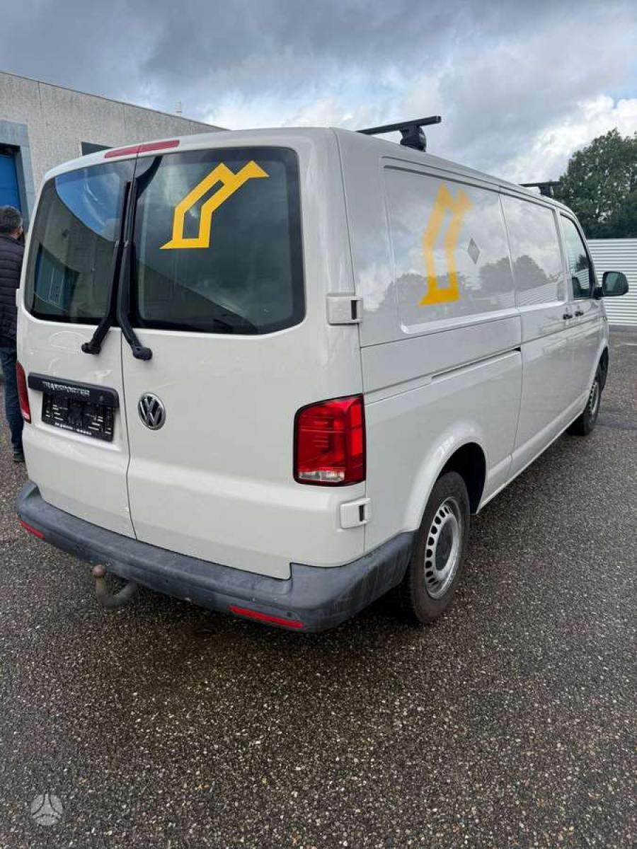 Pelēks Volkswagen Transporter 2021 Panevēža, ar dzinēja tilpumu 1.97 L un nobraukumu 281 tūkst. km par 12999 €, foto 4 vietnē AUTOMOTO.COM.LV