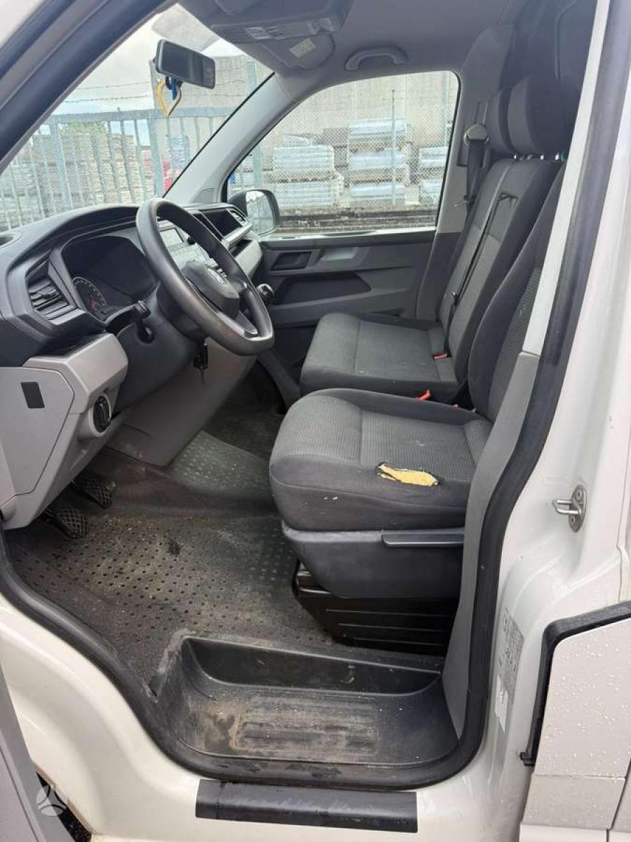Pelēks Volkswagen Transporter 2021 Panevēža, ar dzinēja tilpumu 1.97 L un nobraukumu 281 tūkst. km par 12999 €, foto 7 vietnē AUTOMOTO.COM.LV