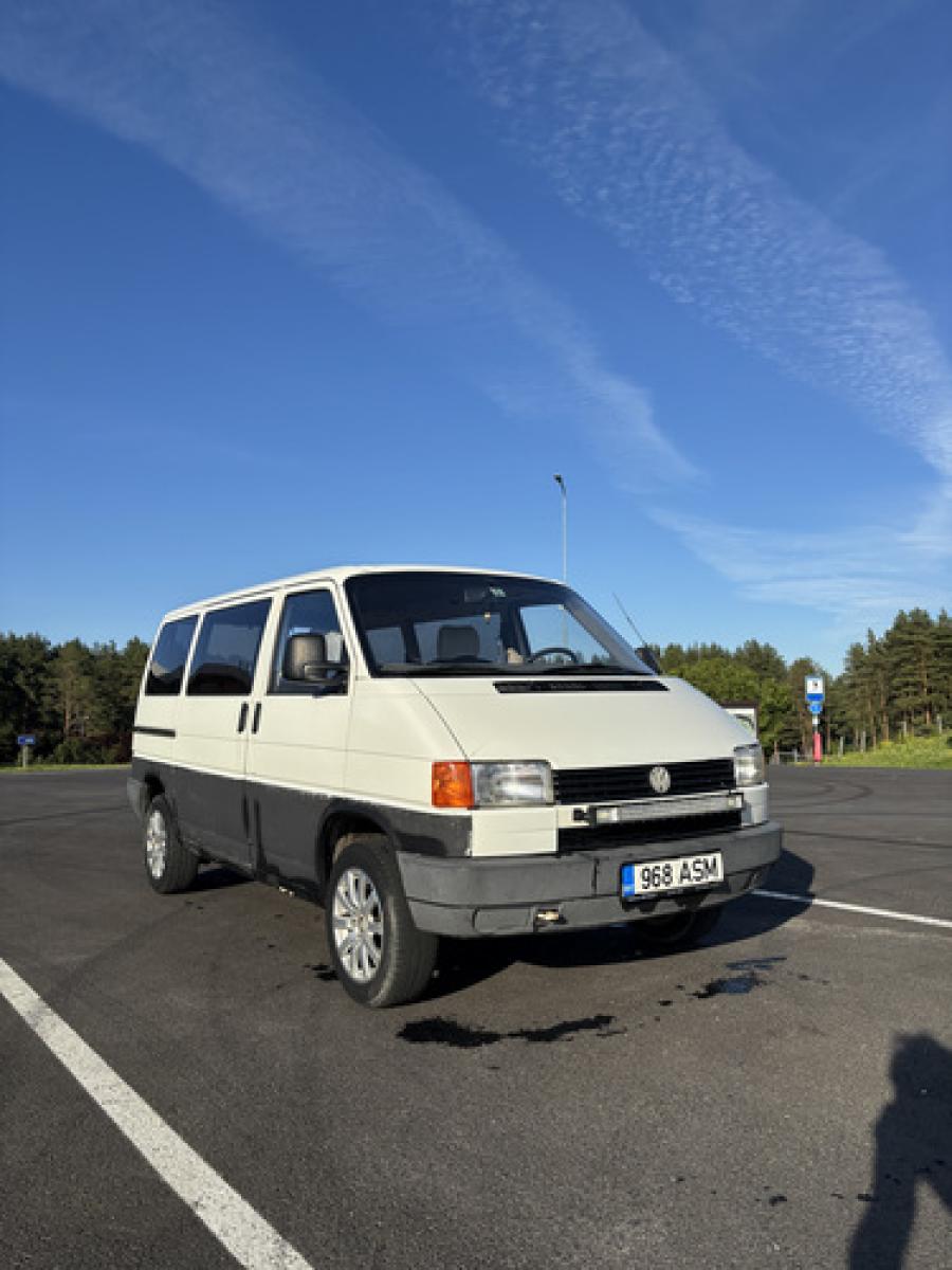 Grey Volkswagen Transporter 1993 in Narva, with an engine capacity of 2.40 L and mileage of 305 thousand km for 1000 €, photo 1 on AUTOMOTO.COM.LV