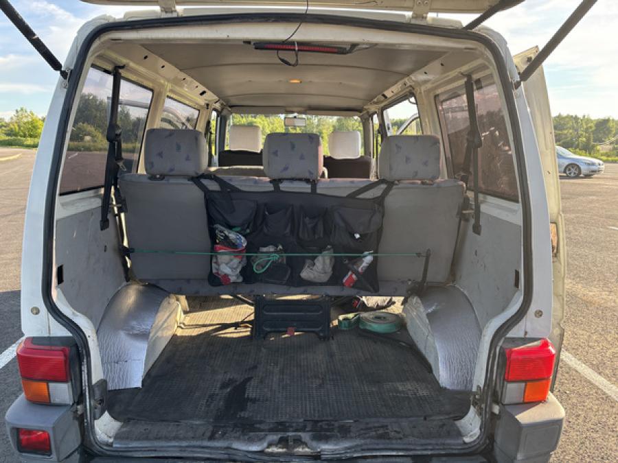 Grey Volkswagen Transporter 1993 in Narva, with an engine capacity of 2.40 L and mileage of 305 thousand km for 1000 €, photo 12 on AUTOMOTO.COM.LV