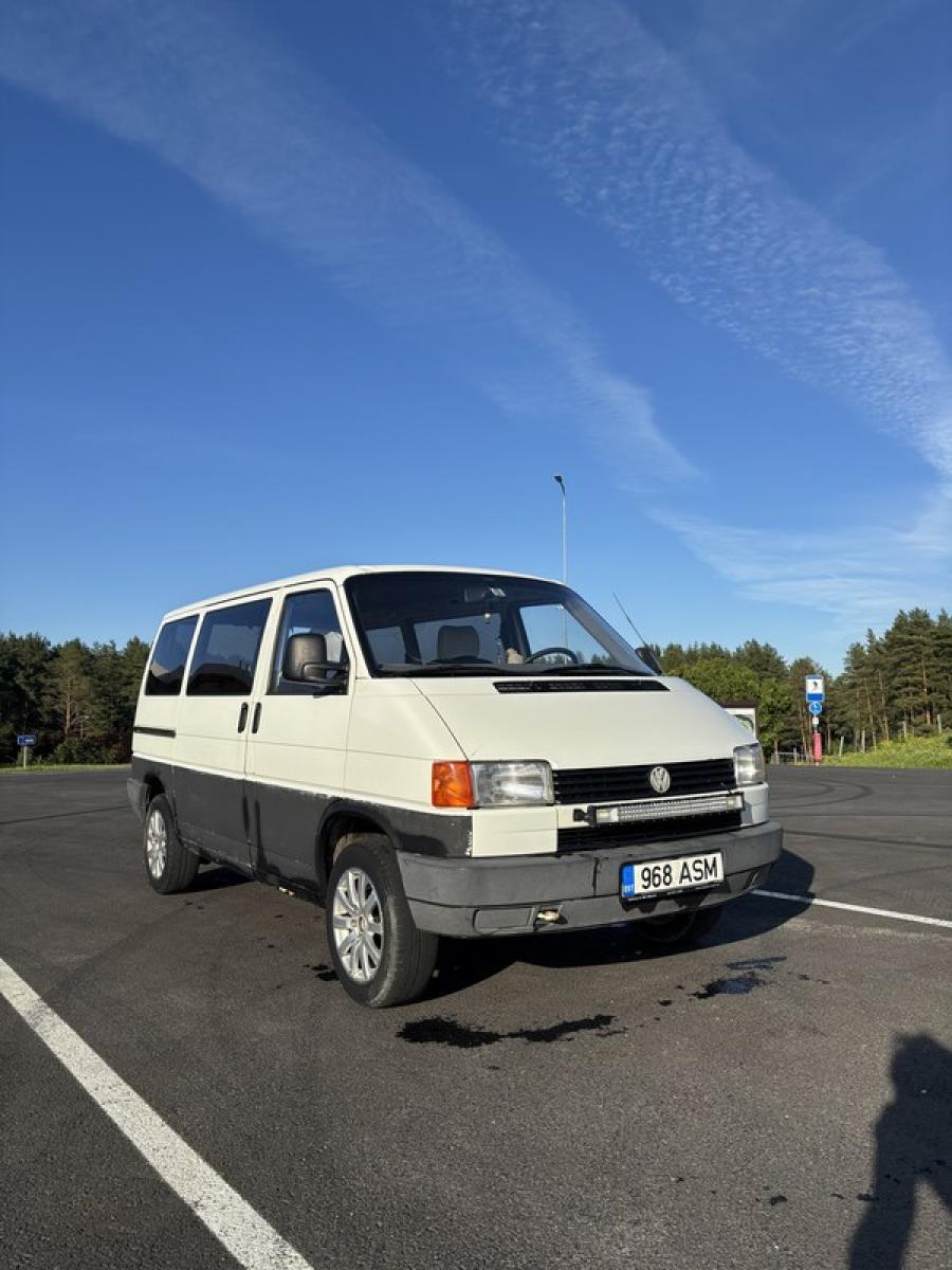 Grey Volkswagen Transporter 1993 in Narva, with an engine capacity of 2.40 L and mileage of 305 thousand km for 1000 €, photo 14 on AUTOMOTO.COM.LV