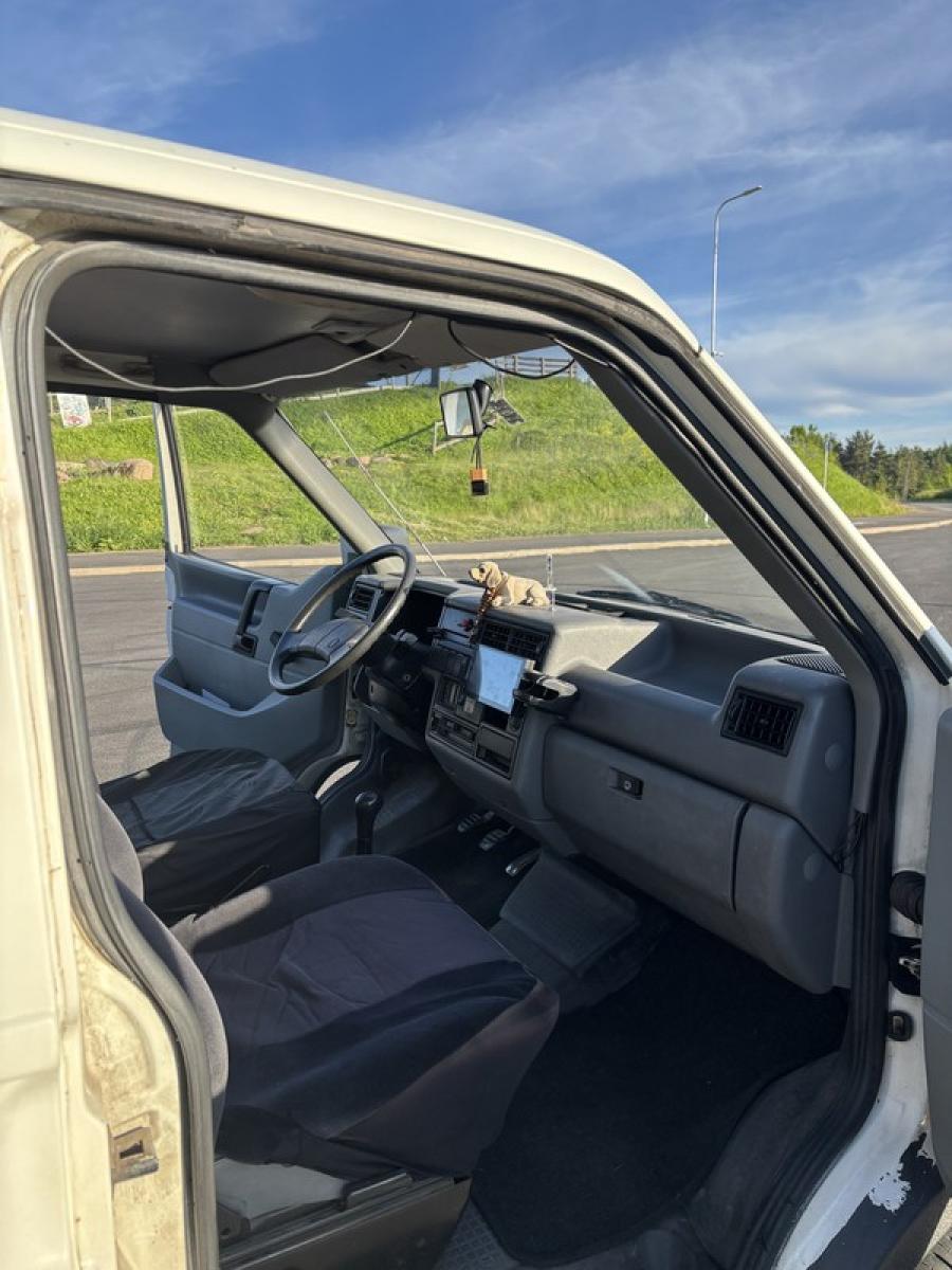 Grey Volkswagen Transporter 1993 in Narva, with an engine capacity of 2.40 L and mileage of 305 thousand km for 1000 €, photo 21 on AUTOMOTO.COM.LV