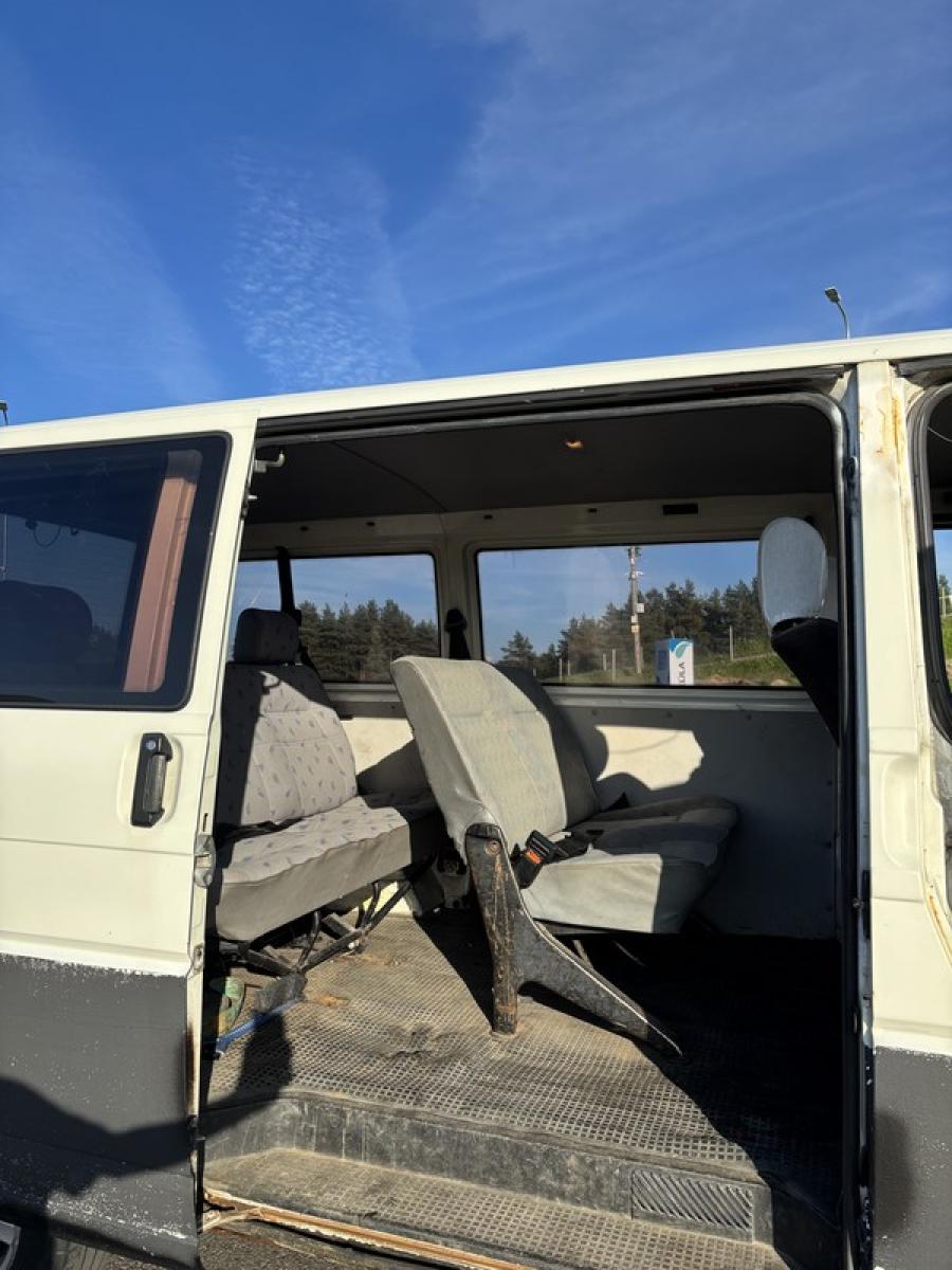 Grey Volkswagen Transporter 1993 in Narva, with an engine capacity of 2.40 L and mileage of 305 thousand km for 1000 €, photo 22 on AUTOMOTO.COM.LV