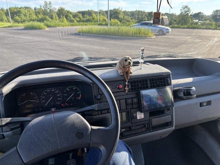 Grey Volkswagen Transporter 1993 in Narva, with an engine capacity of 2.40 L and mileage of 305 thousand km for 1000 €, photo 25 on AUTOMOTO.COM.LV