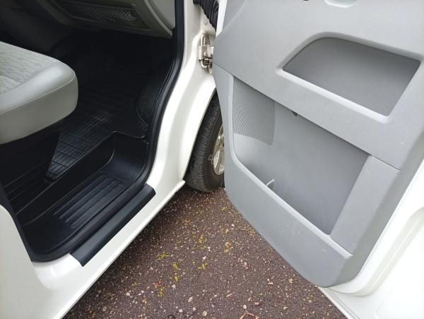 Grey Volkswagen Transporter 2010 in Vilnius, with an engine capacity of 2.00 L and mileage of 299 thousand km for 8499 €, photo 9 on AUTOMOTO.COM.LV