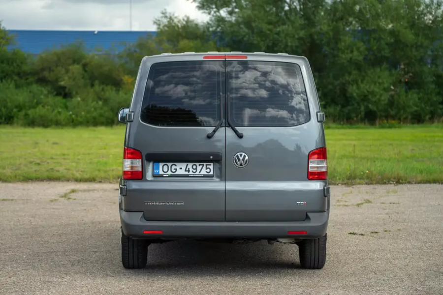 Pelēks Volkswagen Transporter 2012 Liepāja, ar dzinēja tilpumu 2.00 L un nobraukumu 120 tūkst. km par 13500 €, foto 4 vietnē AUTOMOTO.COM.LV