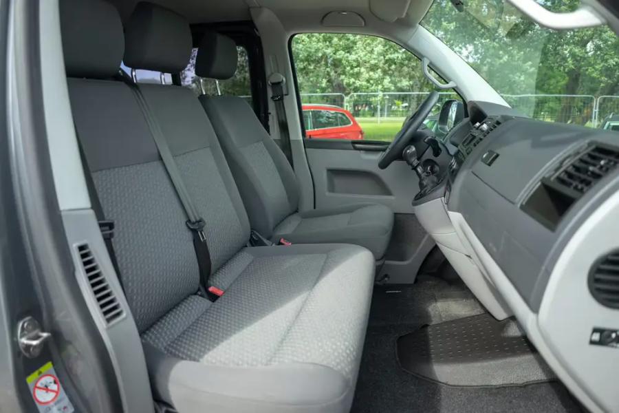 Pelēks Volkswagen Transporter 2012 Liepāja, ar dzinēja tilpumu 2.00 L un nobraukumu 120 tūkst. km par 13500 €, foto 10 vietnē AUTOMOTO.COM.LV