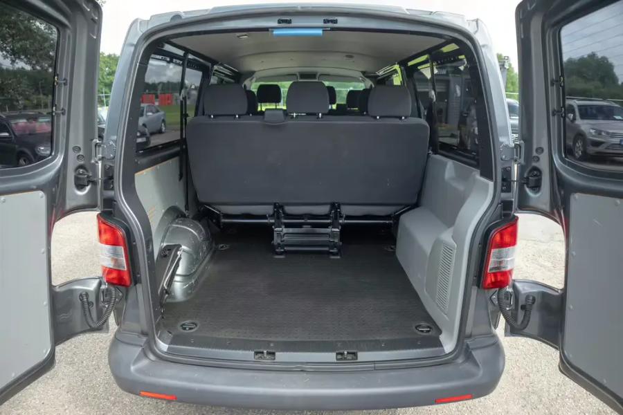 Pelēks Volkswagen Transporter 2012 Liepāja, ar dzinēja tilpumu 2.00 L un nobraukumu 120 tūkst. km par 13500 €, foto 13 vietnē AUTOMOTO.COM.LV
