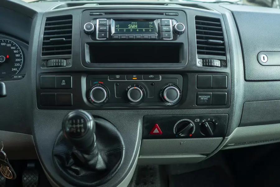 Pelēks Volkswagen Transporter 2012 Liepāja, ar dzinēja tilpumu 2.00 L un nobraukumu 120 tūkst. km par 13500 €, foto 15 vietnē AUTOMOTO.COM.LV