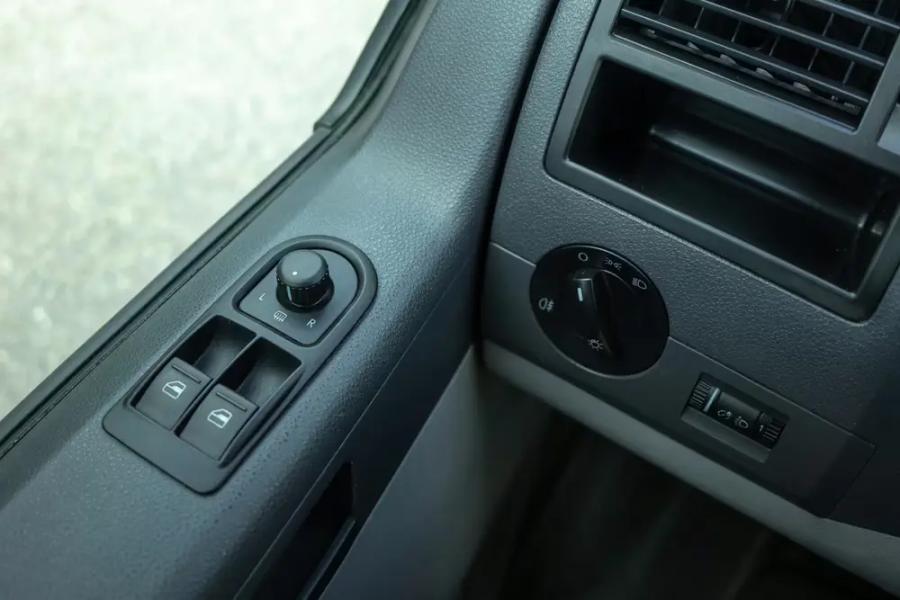 Pelēks Volkswagen Transporter 2012 Liepāja, ar dzinēja tilpumu 2.00 L un nobraukumu 120 tūkst. km par 13500 €, foto 16 vietnē AUTOMOTO.COM.LV