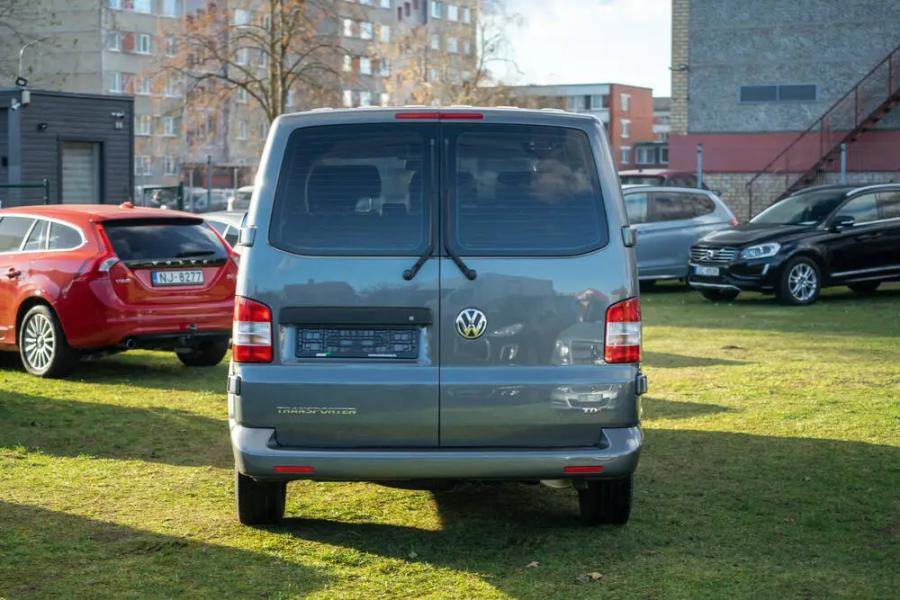 Pelēks Volkswagen Transporter 2012 Liepāja, ar dzinēja tilpumu 2.00 L un nobraukumu 183 tūkst. km par 12500 €, foto 4 vietnē AUTOMOTO.COM.LV