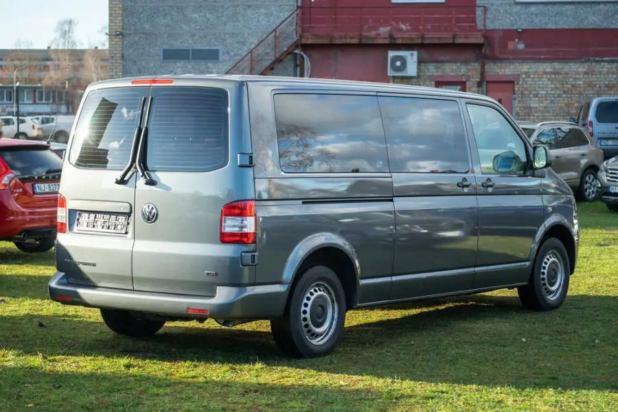 Pelēks Volkswagen Transporter 2012 Liepāja, ar dzinēja tilpumu 2.00 L un nobraukumu 183 tūkst. km par 12500 €, foto 5 vietnē AUTOMOTO.COM.LV