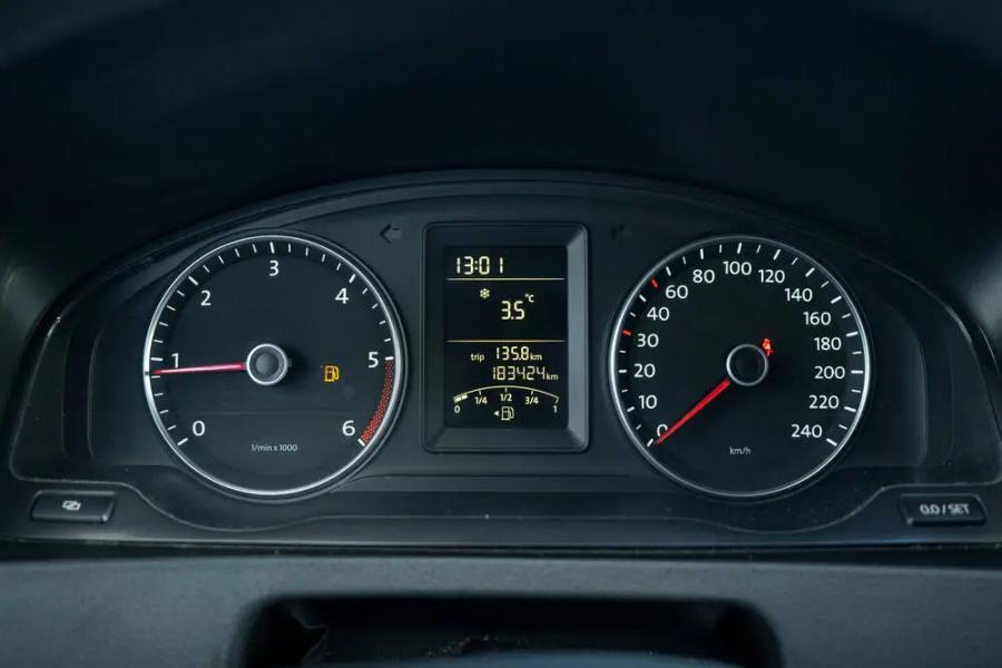 Pelēks Volkswagen Transporter 2012 Liepāja, ar dzinēja tilpumu 2.00 L un nobraukumu 183 tūkst. km par 12500 €, foto 14 vietnē AUTOMOTO.COM.LV