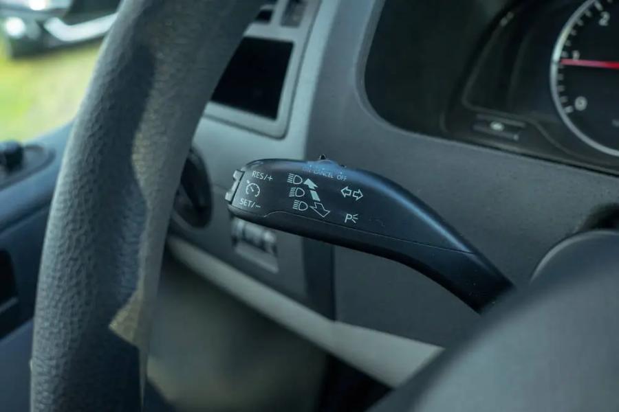 Pelēks Volkswagen Transporter 2012 Liepāja, ar dzinēja tilpumu 2.00 L un nobraukumu 183 tūkst. km par 12500 €, foto 16 vietnē AUTOMOTO.COM.LV