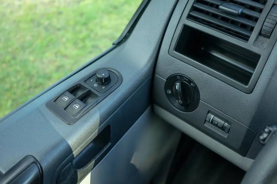 Pelēks Volkswagen Transporter 2012 Liepāja, ar dzinēja tilpumu 2.00 L un nobraukumu 183 tūkst. km par 12500 €, foto 17 vietnē AUTOMOTO.COM.LV