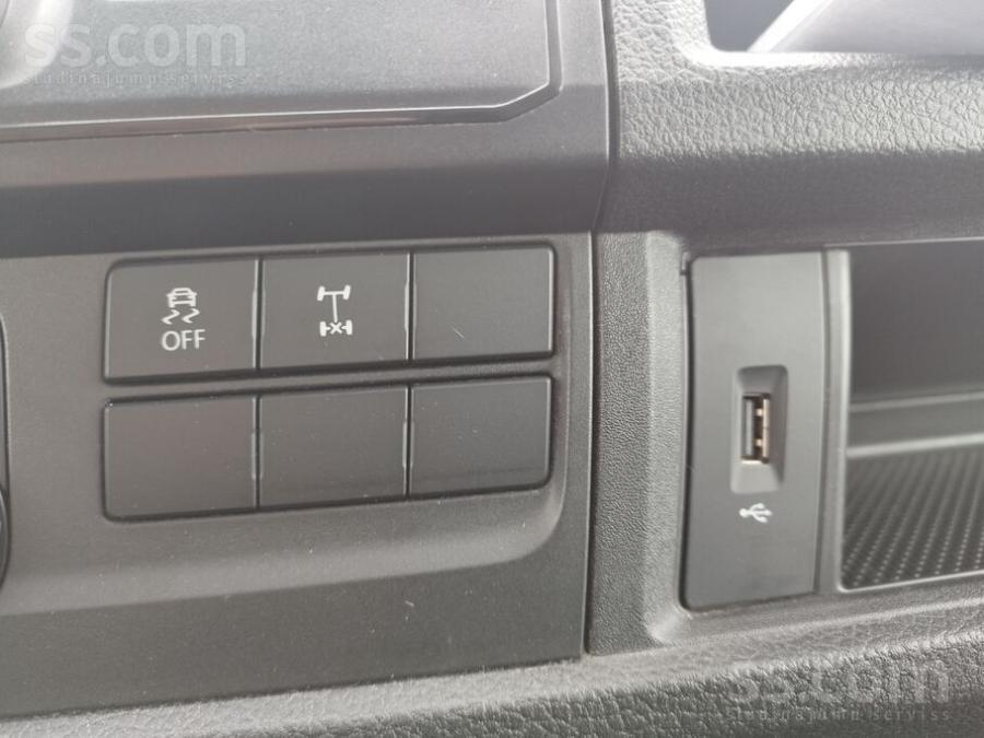Pelēks Volkswagen Transporter 2016 Valmiera, ar dzinēja tilpumu 2.00 L un nobraukumu 283 tūkst. km par 18000 €, foto 3 vietnē AUTOMOTO.COM.LV