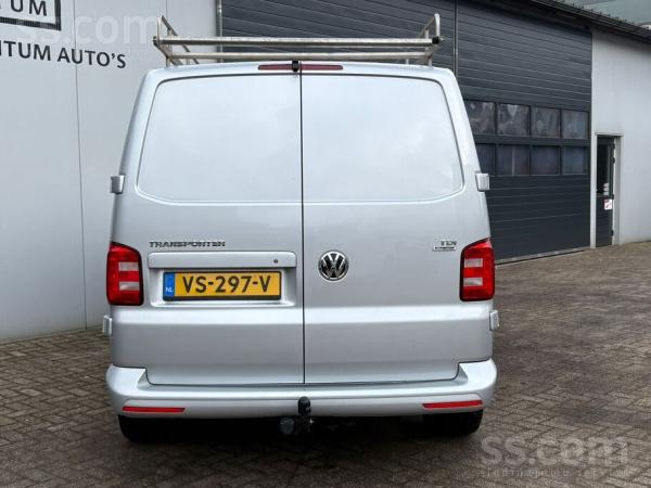 Grey Volkswagen Transporter 2016 in Cesis, with an engine capacity of 2.00 L and mileage of 233 thousand km for 13100 €, photo 4 on AUTOMOTO.COM.LV