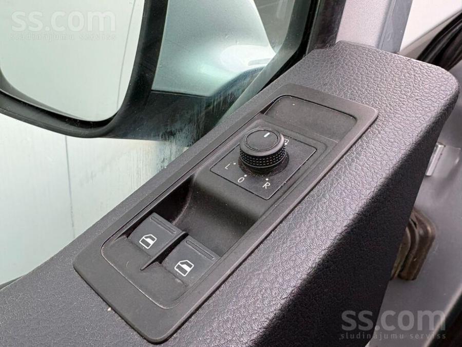 Pelēks Volkswagen Transporter 2016 Cēsis, ar dzinēja tilpumu 2.00 L un nobraukumu 233 tūkst. km par 13100 €, foto 9 vietnē AUTOMOTO.COM.LV