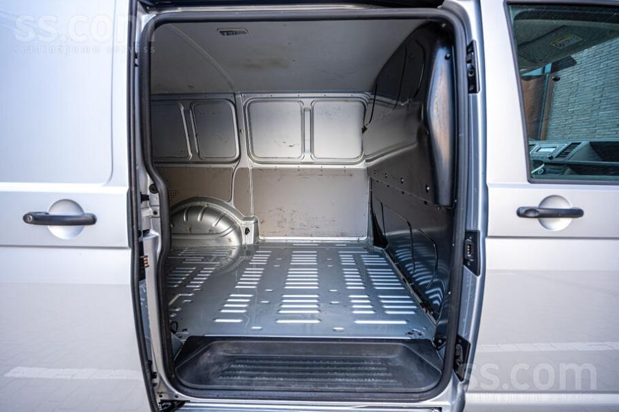 Pelēks Volkswagen Transporter 2020 Rīga, ar dzinēja tilpumu 2.00 L un nobraukumu 180 tūkst. km par 12500 €, foto 12 vietnē AUTOMOTO.COM.LV