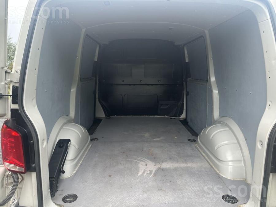 Pelēks Volkswagen Transporter 2021 Tallina, ar dzinēja tilpumu 2.00 L un nobraukumu 159 tūkst. km par 21800 €, foto 12 vietnē AUTOMOTO.COM.LV