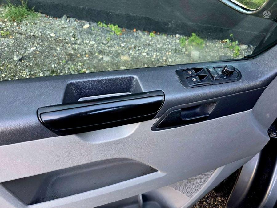 Pelēks Volkswagen Transporter 2015 Šauļi, ar dzinēja tilpumu 2.00 L un nobraukumu 174 tūkst. km par 7500 €, foto 24 vietnē AUTOMOTO.COM.LV