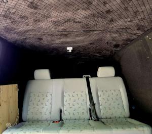 Grey Volkswagen Transporter 2017 in Kaunas, with an engine capacity of 1.97 L and mileage of 217 thousand km for 12400 €, photo 16 on AUTOMOTO.COM.LV