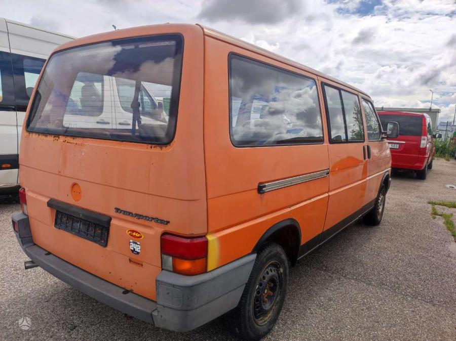 Oranžs Volkswagen Transporter 1993 Marijampole, ar dzinēja tilpumu 2.40 L un nobraukumu 333 tūkst. km par 1750 €, foto 24 vietnē AUTOMOTO.COM.LV
