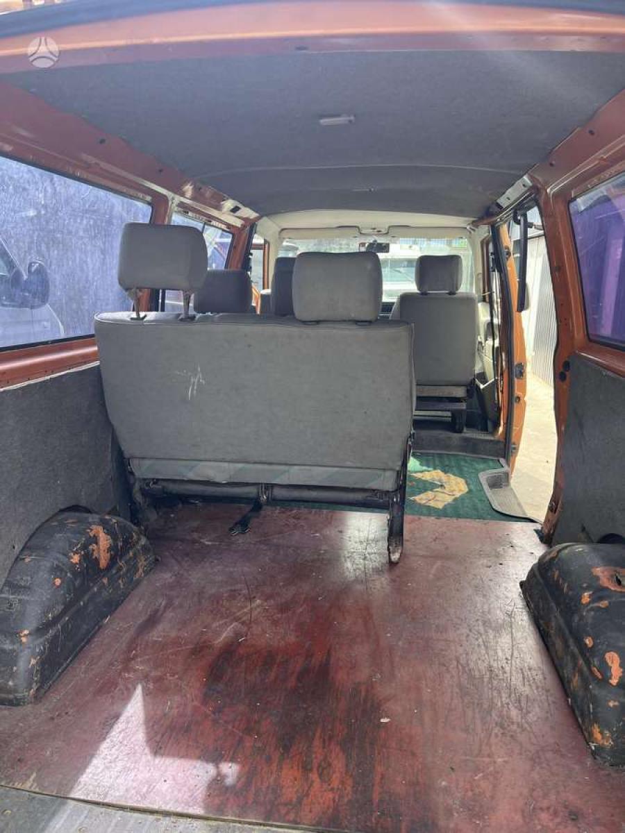 Orange Volkswagen Transporter 1996 in Mazeikiai, with an engine capacity of 2.50 L and mileage of 460 thousand km for 1400 €, photo 10 on AUTOMOTO.COM.LV